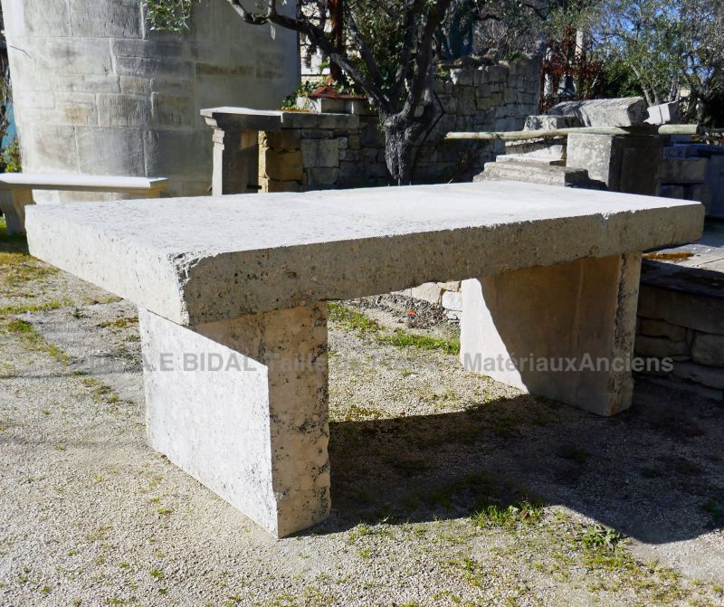 Mobilier de jardin ancien : large table de style rustique en pierre