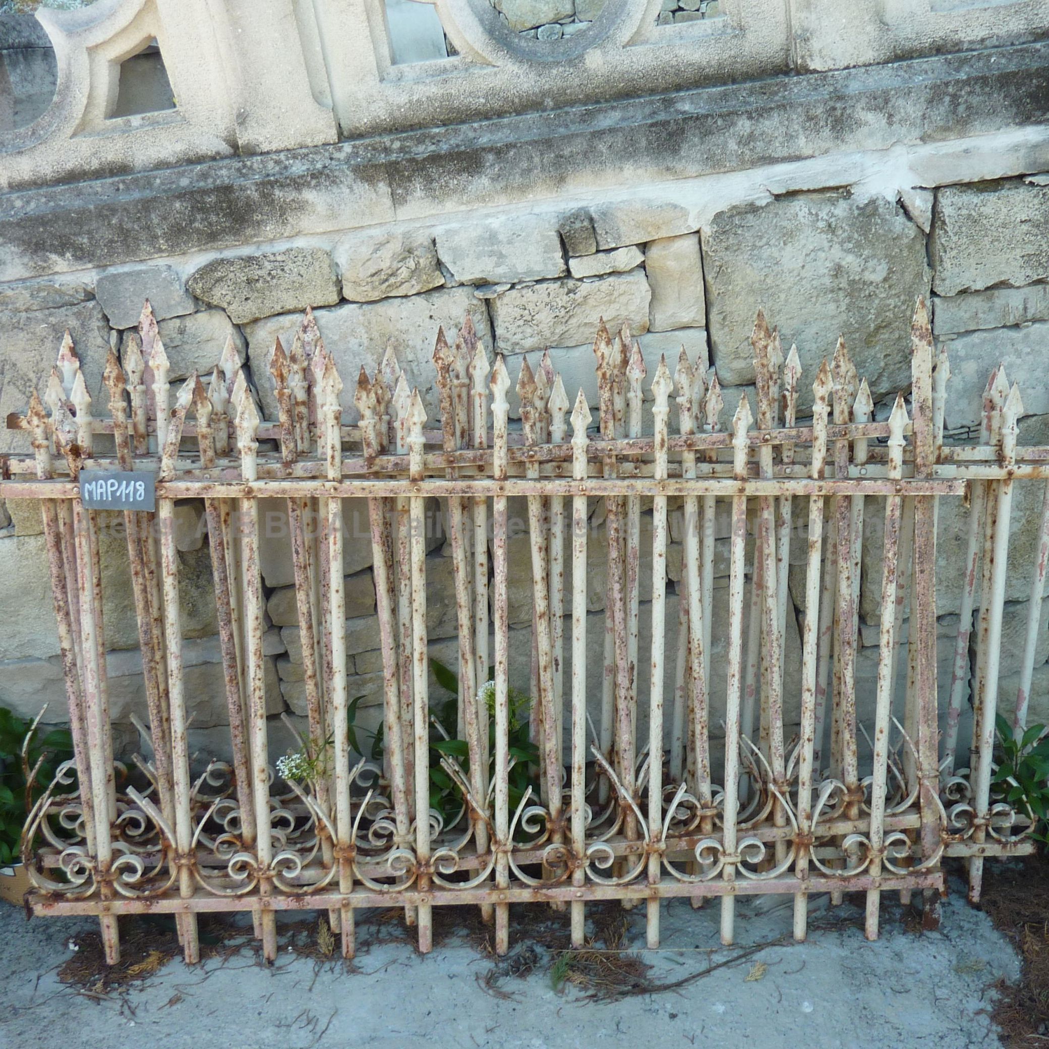 Grille ancienne en fer forgé pour jardin- un garde-corps en fer forgé.