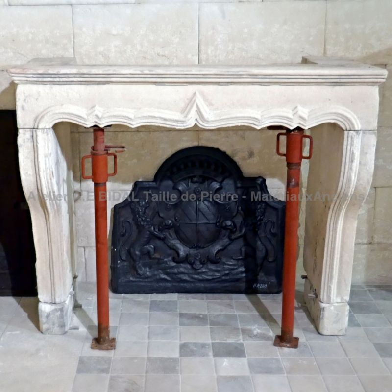 Cheminée Louis XV en pierre | Ancienne cheminée en pierre blanche