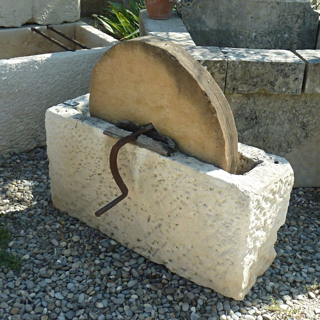 Meule ancienne - une belle meule à aiguiser en pierre, avec manivelle.