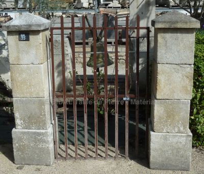 Superbe portillon ancien - un portillon en fer forgé ajouré et riveté.
