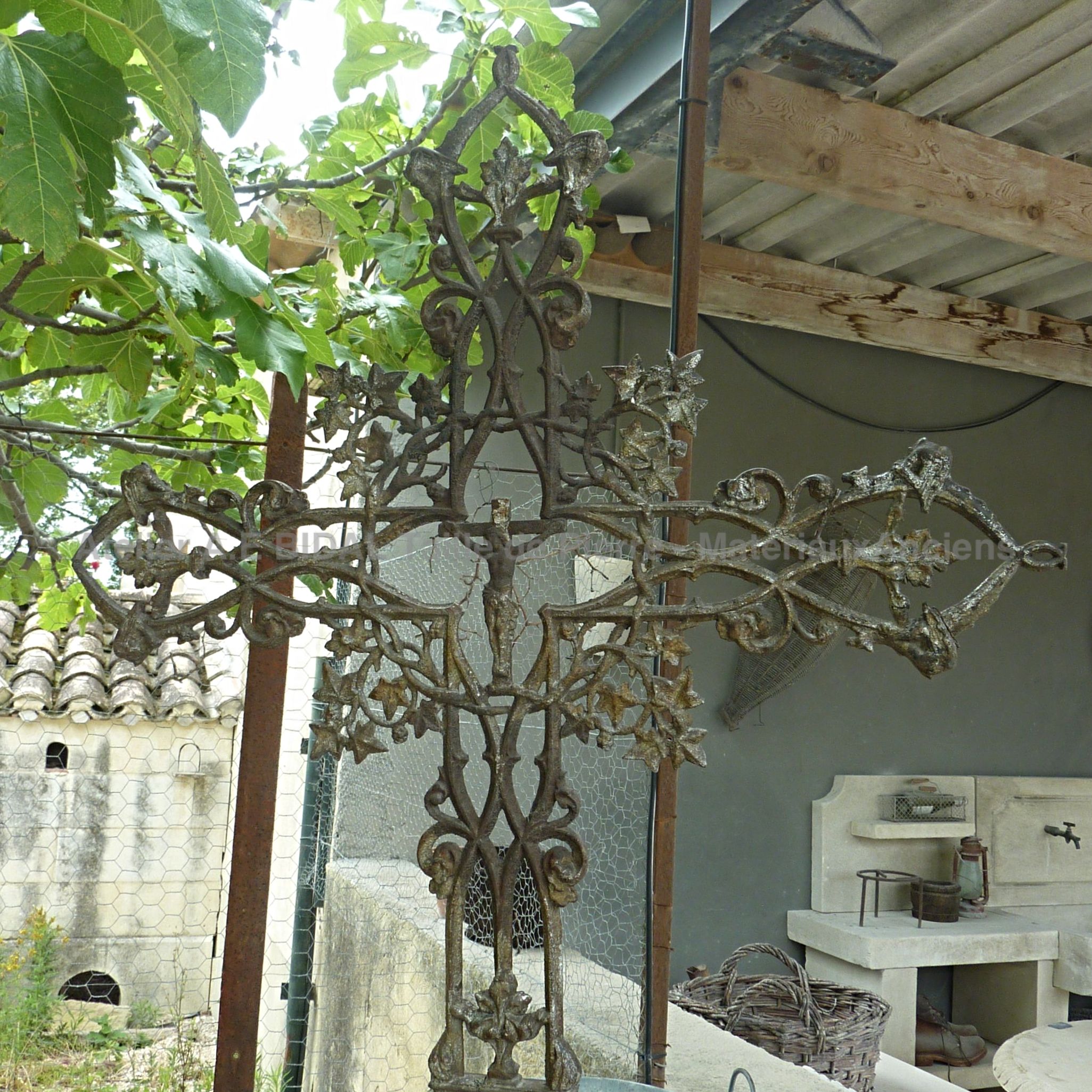 Magnifique croix en fer forgé avec Christ - croix ancienne sur socle.