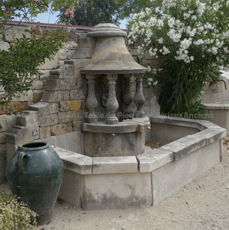 Grande fontaine : fontaine murale avec un beau fronton appareillé