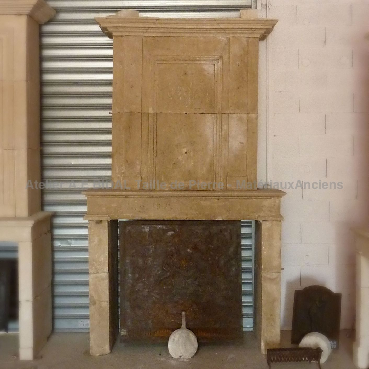 Rare cheminée ancienne en pierre de style Louis XVI et d'époque 18ème