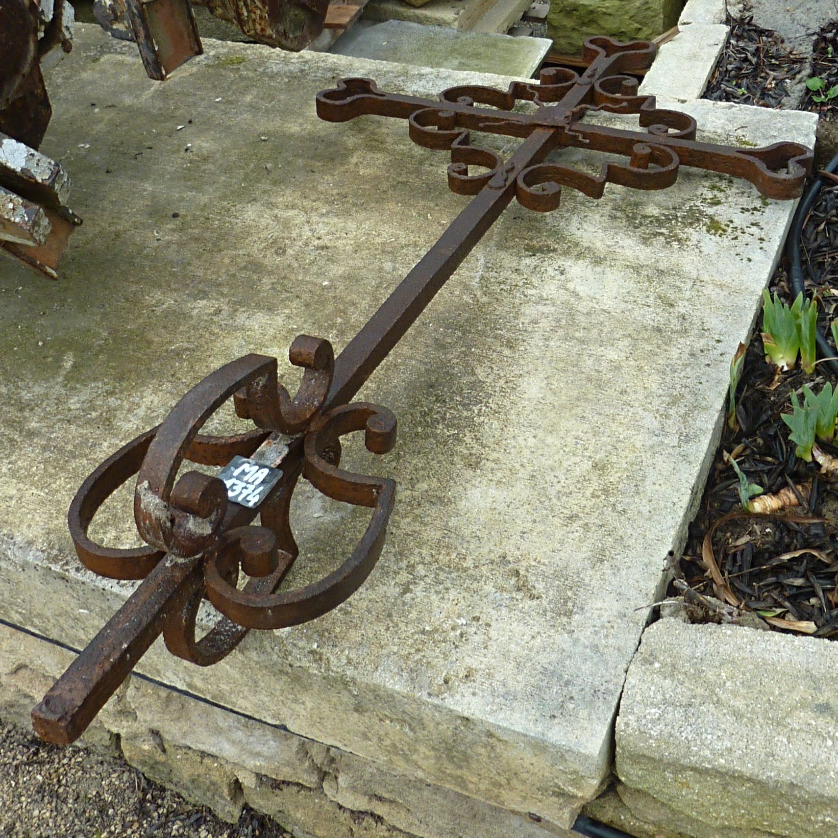 Belle et grande croix ancienne en fer forgé