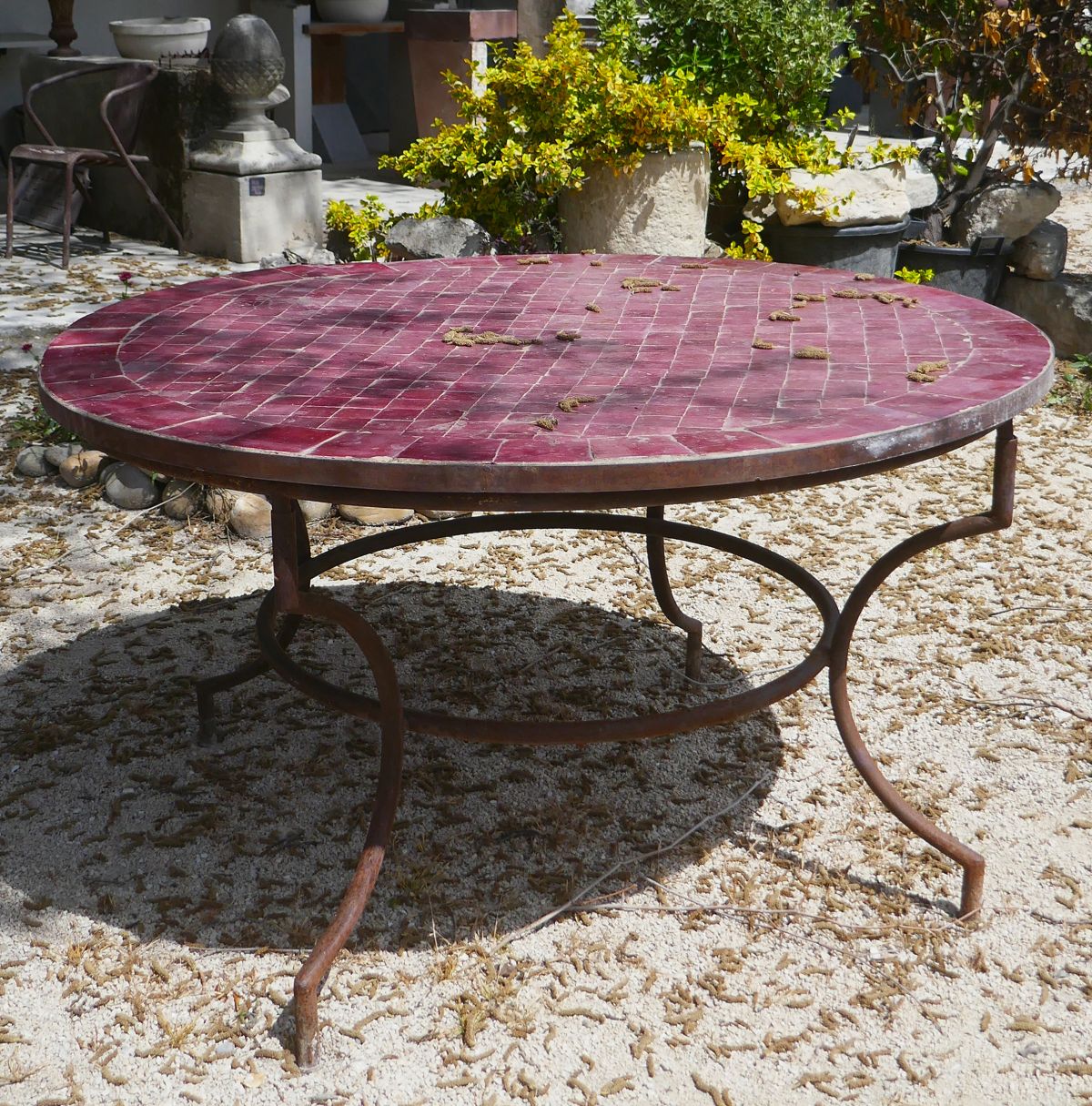 Table avec plateau en mosaïque et pied en fer - Mobilier de jardin