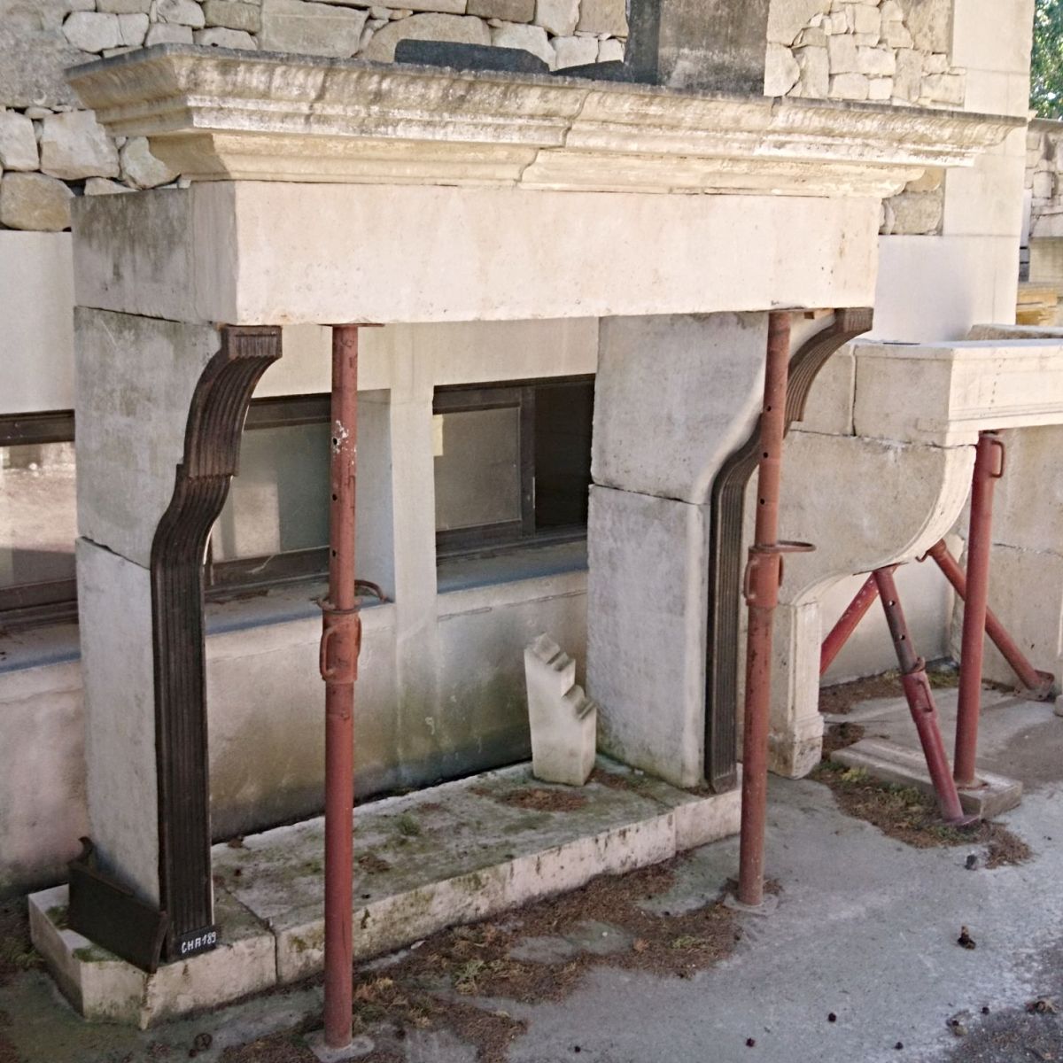 Cheminée 19ème en matériaux anciens. Cheminée en pierre et en fonte.