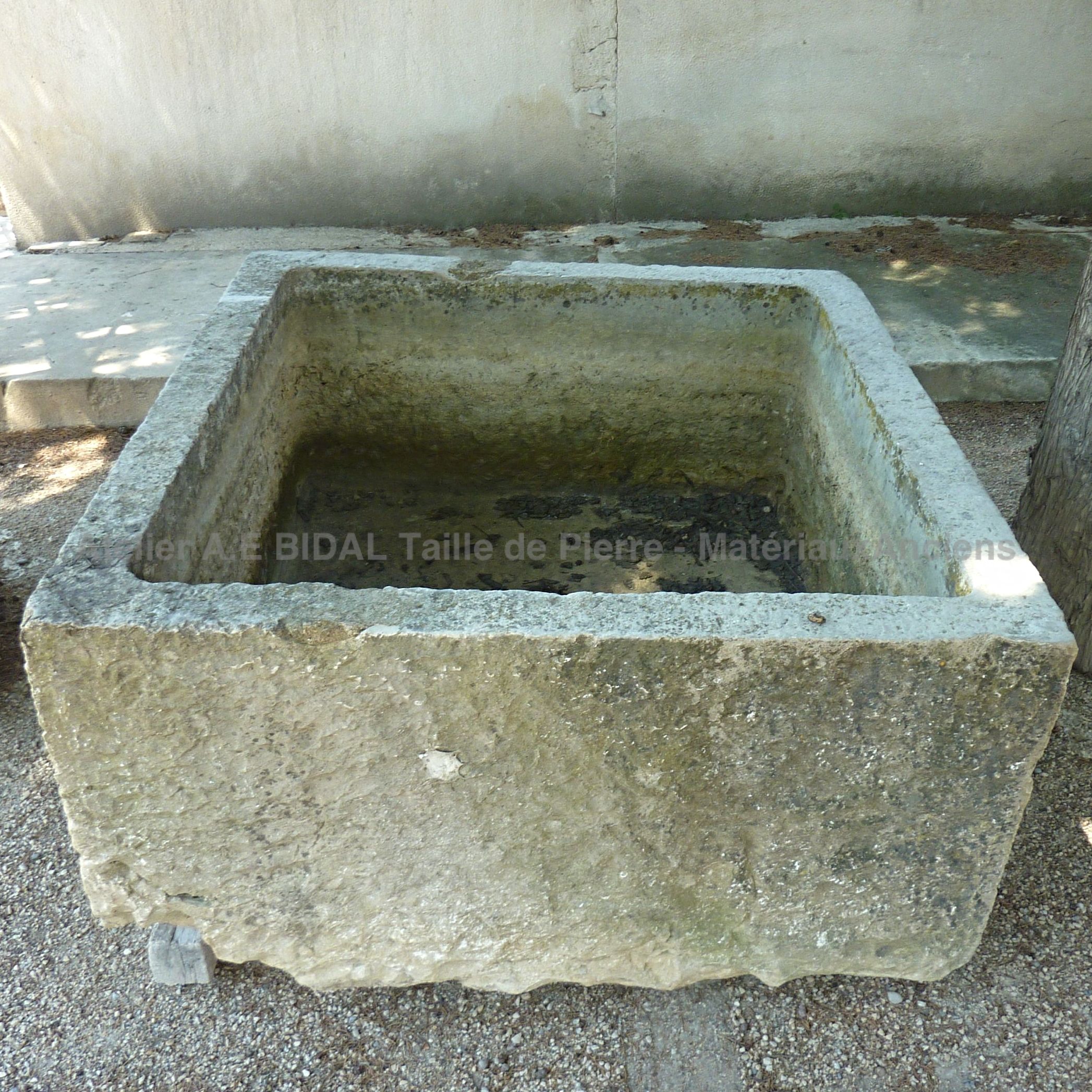 For the layout of your garden, elegant ancient stone trough