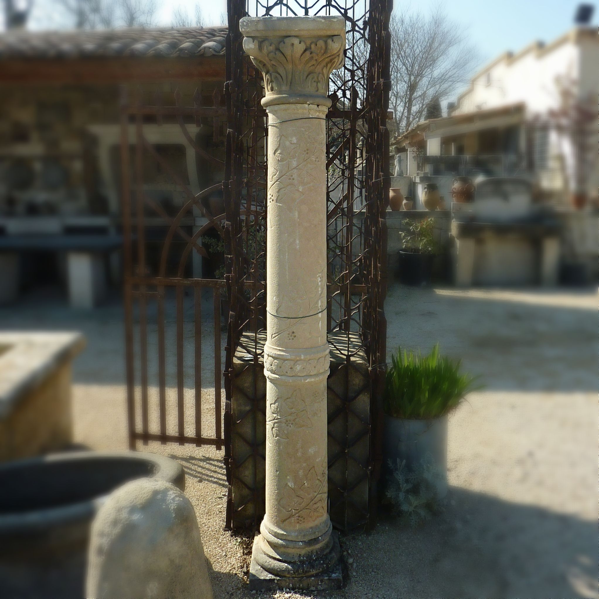 Pilier ancien- belles colonnes en pierre calcaire non gélive sculptée.