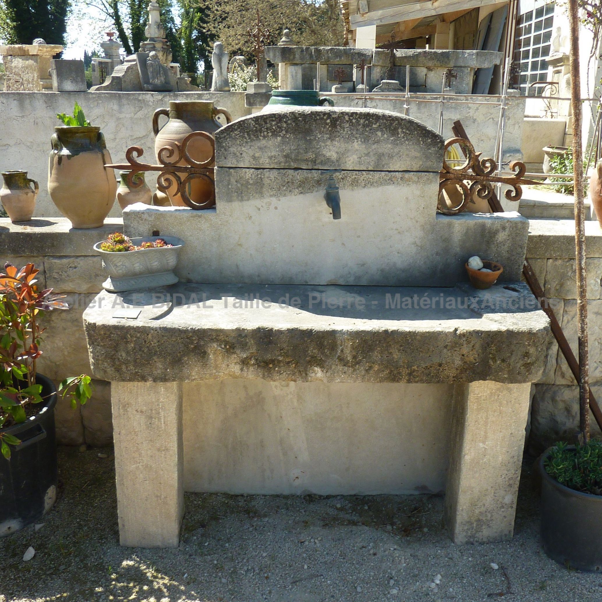 Bel évier ancien en pierre et en fer forgé - ancienne pile provençale.