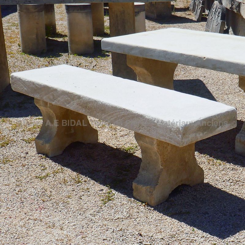Mobilier de jardin en pierre : élégant banc en pierres patinées