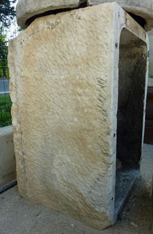 Superb old stone basin - a rectangular basin made of limestone