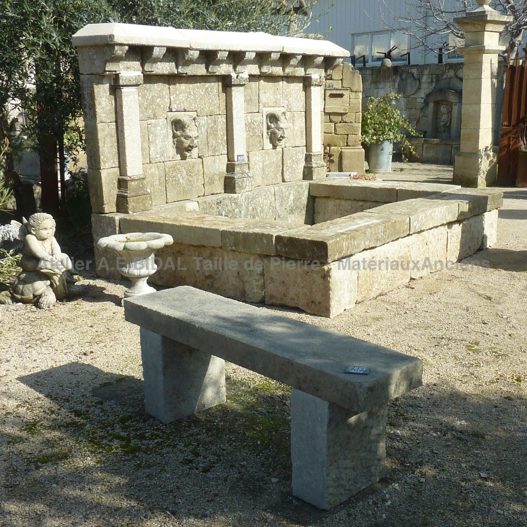 Très joli banc en pierre ancienne patinée - mobilier de jardin ancien.