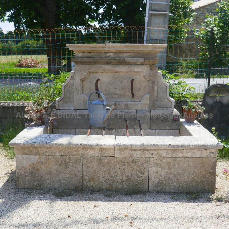 Large fontaine en vieilles pierres de style rustique pour jardin