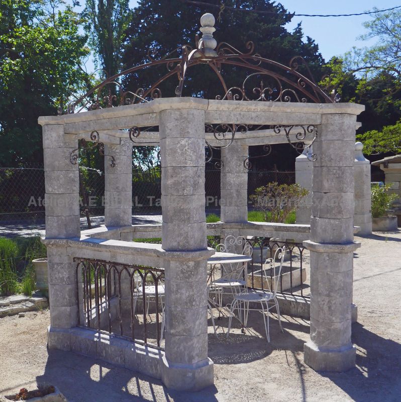 Kiosque en pierre et fer forgé pour aménagement extérieur