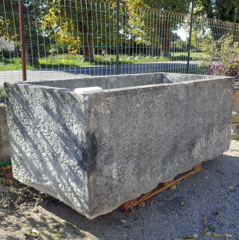 Grand bac en pierre au charme d'antan : bac robuste en pierre dure