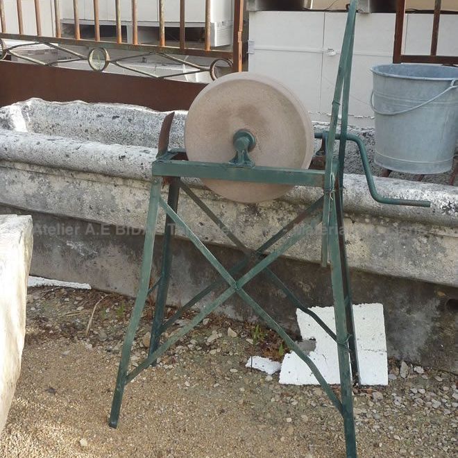 Meule à aiguiser ancienne avec structure en métal- une meule sur pied.
