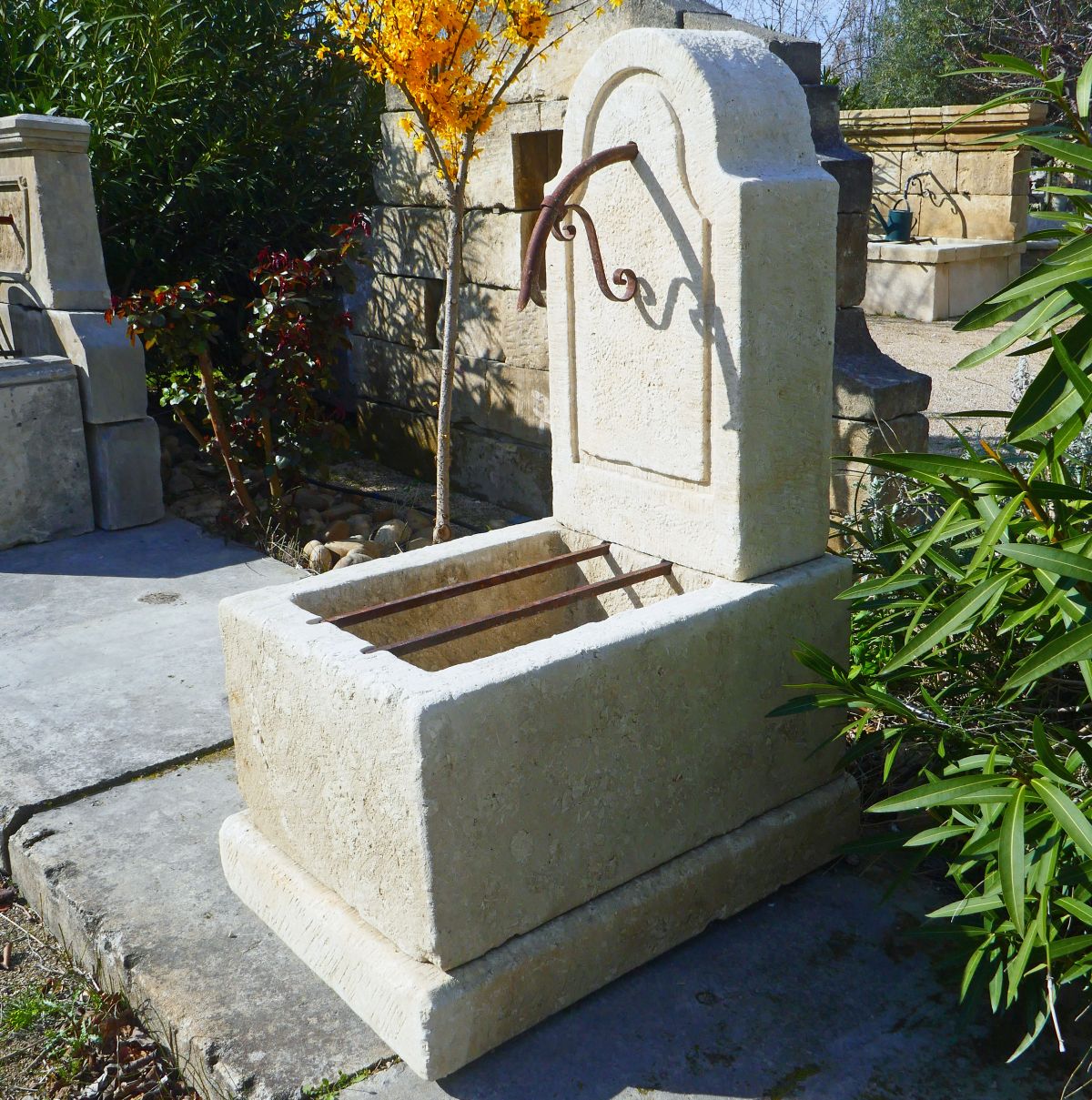 Petite fontaine de jardin avec bac massif en pierre facile à installer
