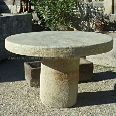 Round table in ancient stone - Table for garden with rustic charm.