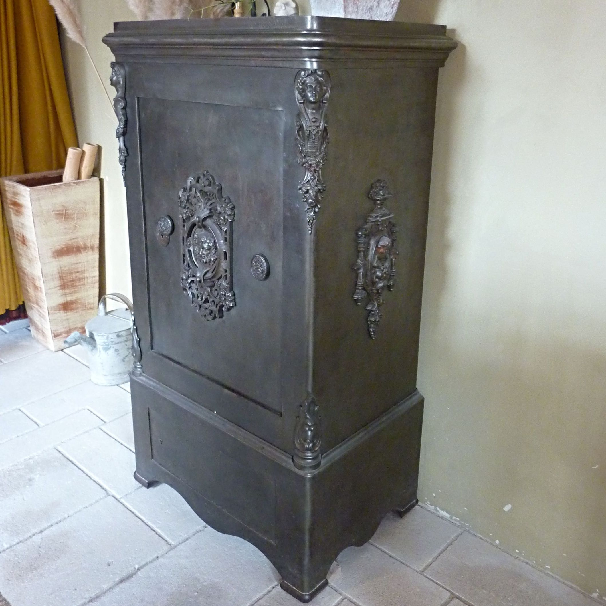 Superbe coffre fort de type ancien en fonte ancienne de couleur noire.