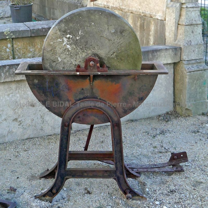 Meule à eau ancienne d'occasion avec support en métal