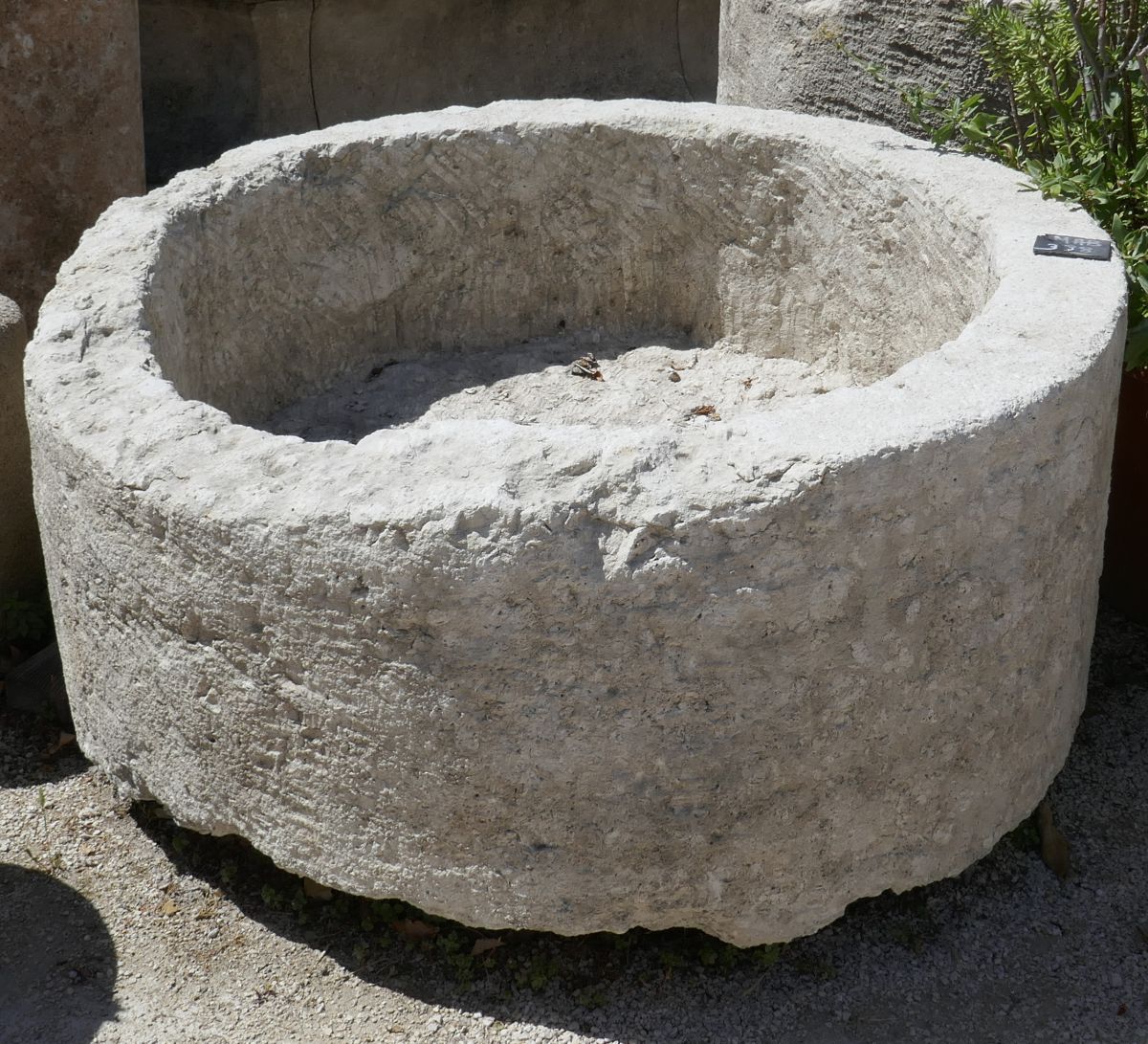 Large bac rond en pierre robuste avec jolie patine naturelle du temps