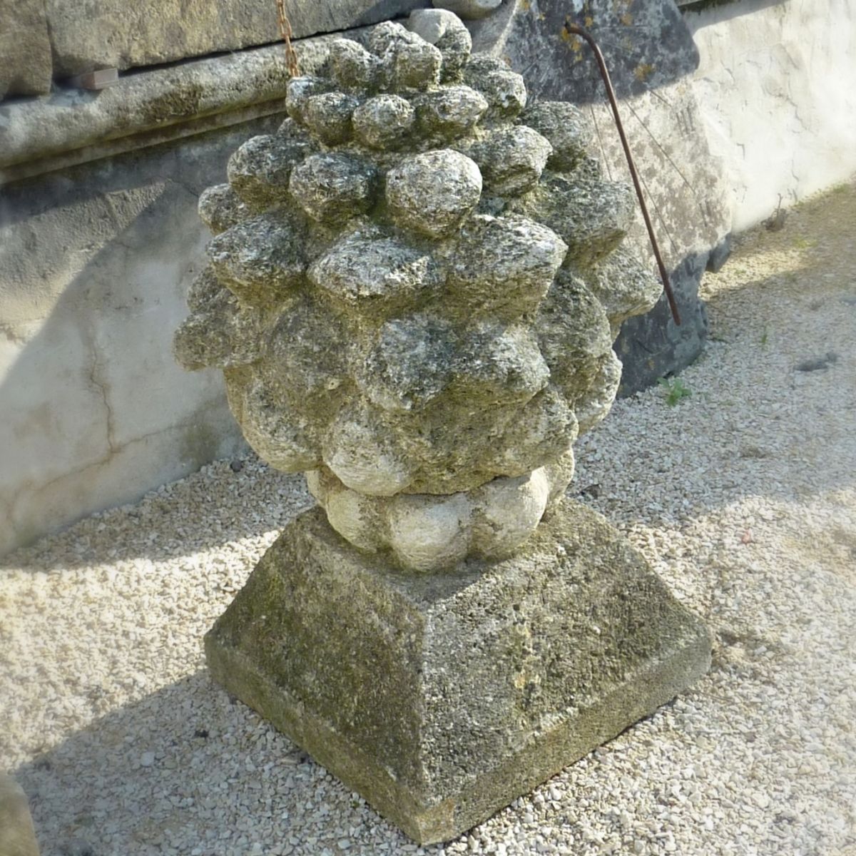 Décoration de jardin en pierre ǀ Pigne de pin sculptée en pierre