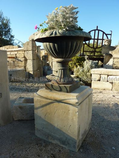 Socle en pierre mouluré