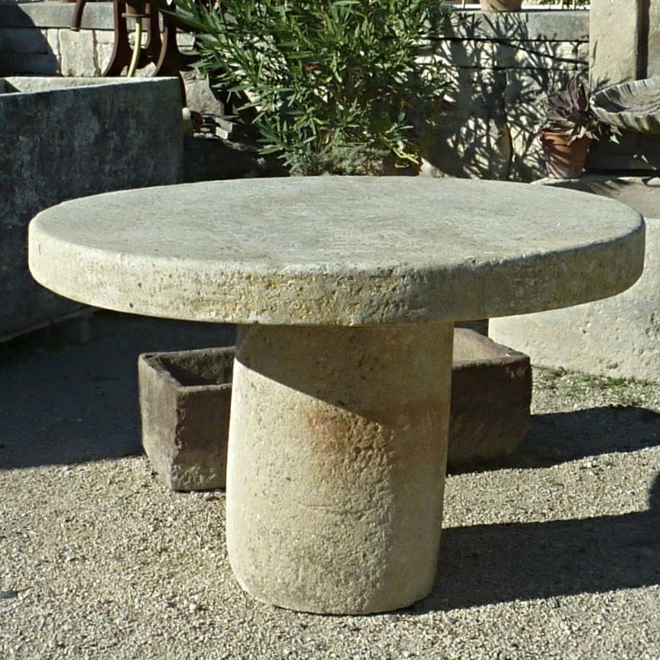 Round table in ancient stone - Table for garden with rustic charm.