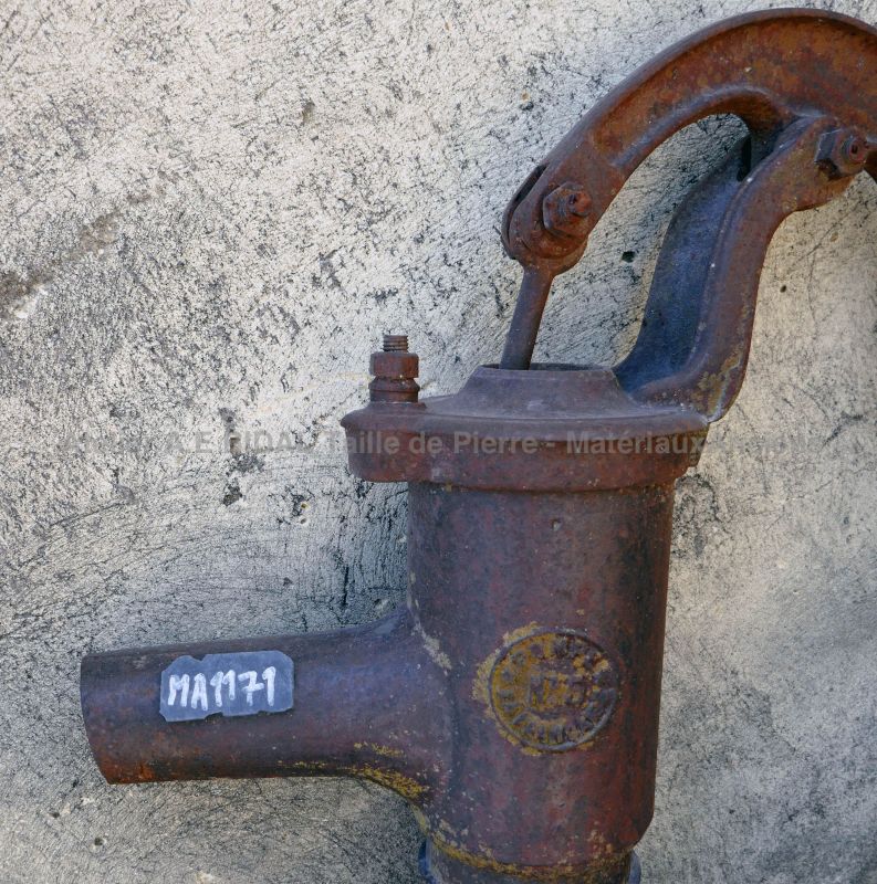 Pompe manuelle rétro - une belle pompe à eau en fonte ancienne marron.
