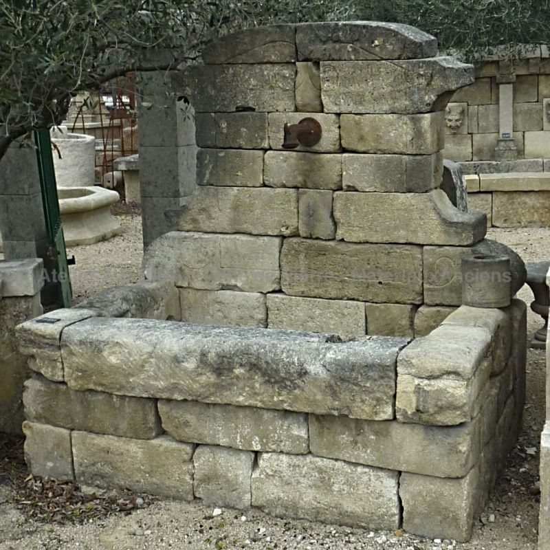 Fontaine de jardin de style aixois alliant vieilles pierres et fonte