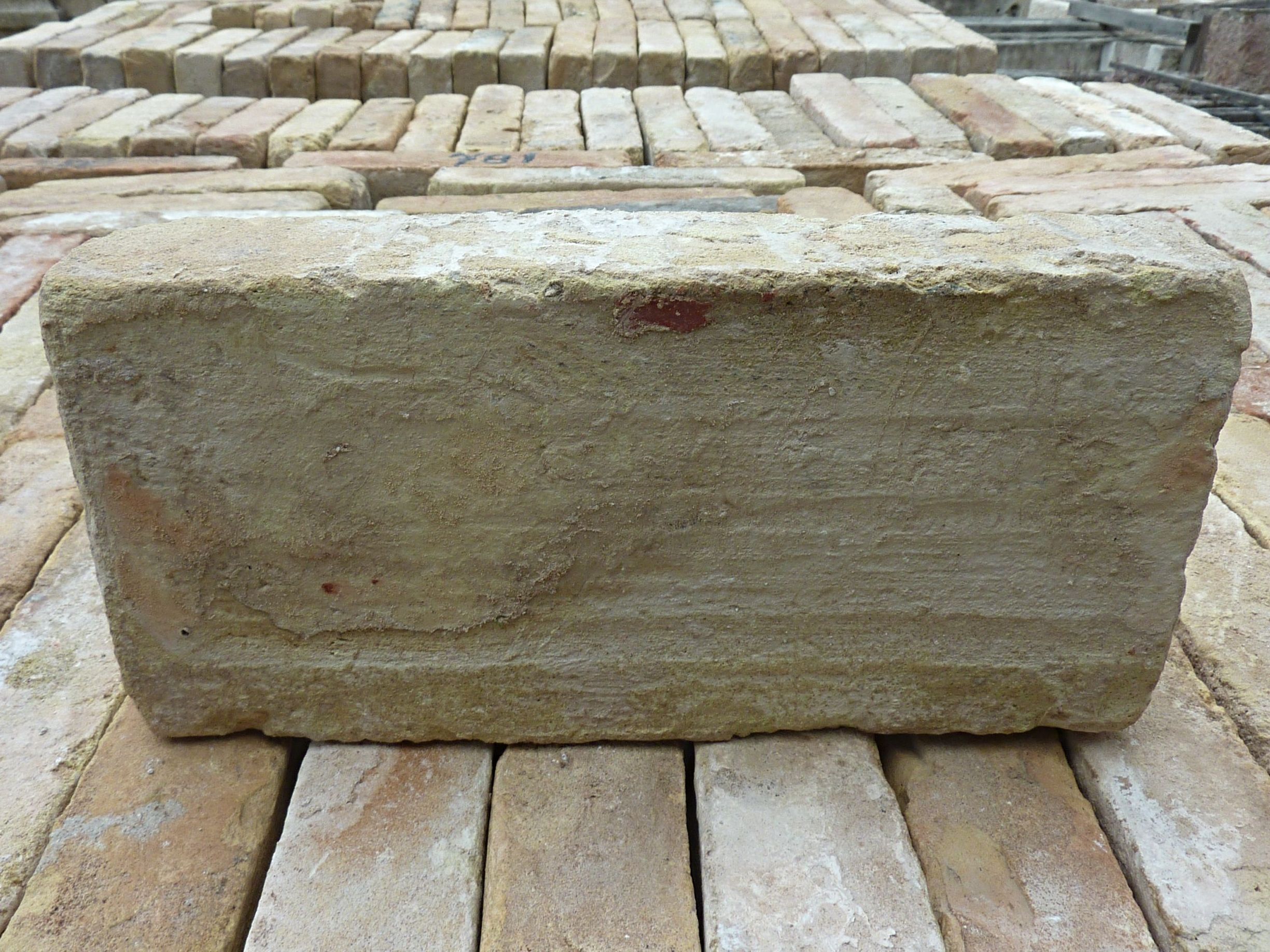 Reclaimed terra cotta bricks for interior or exterior use ǀ A Bidal