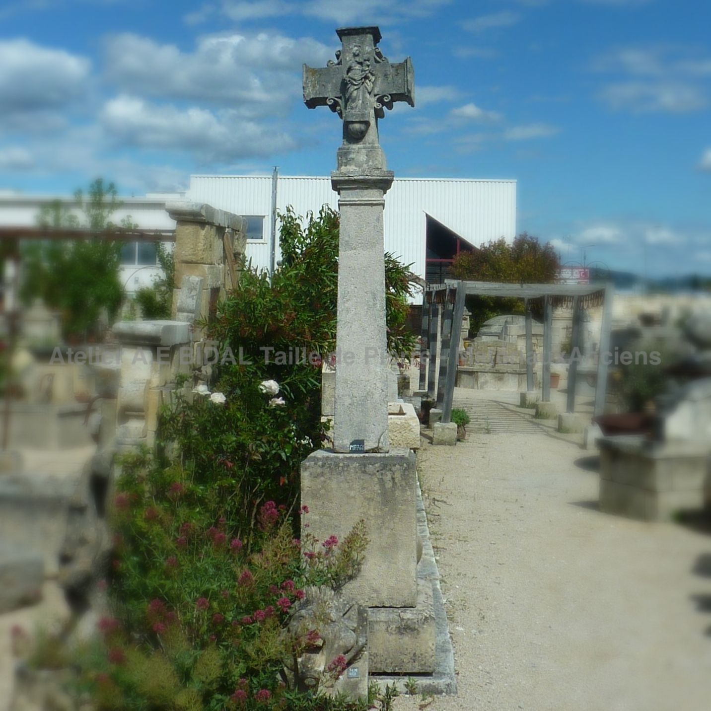 Eléments religieux: calvaire avec croix ancienne- Christ sur sa croix.