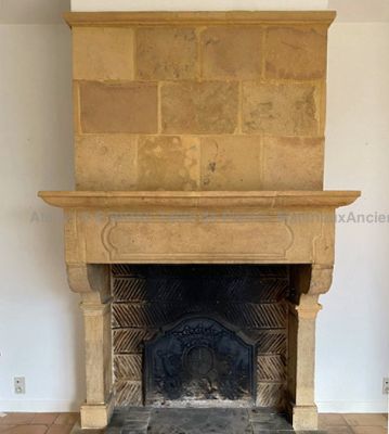 Cheminée de style Louis XIII avec large linteau et trumeau en pierre