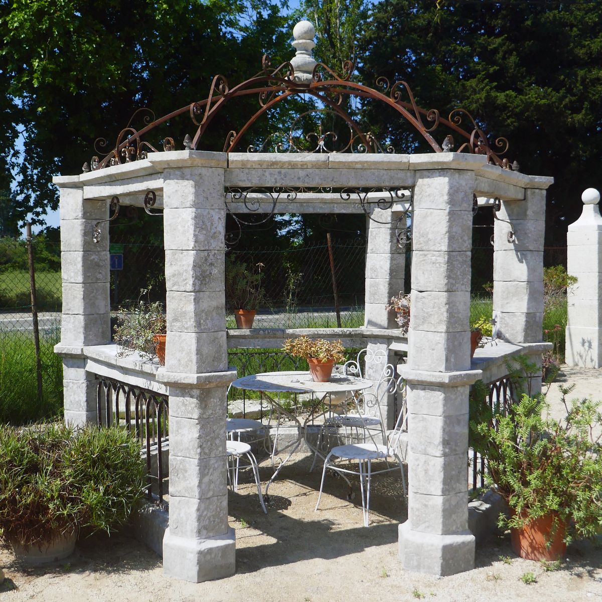 Kiosque en pierre et fer forgé pour aménagement extérieur