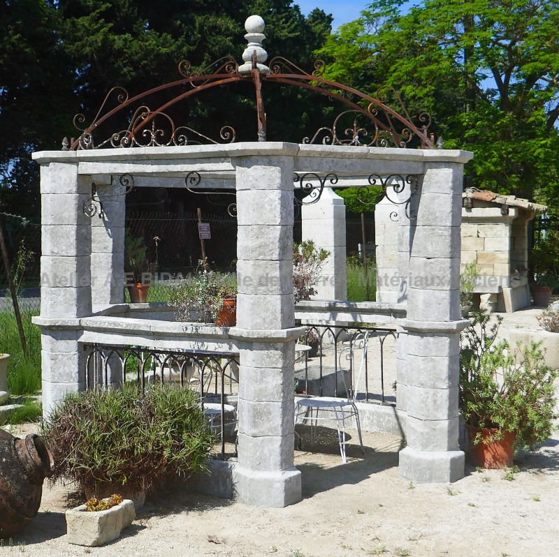 Kiosque en pierre et fer forgé pour aménagement extérieur