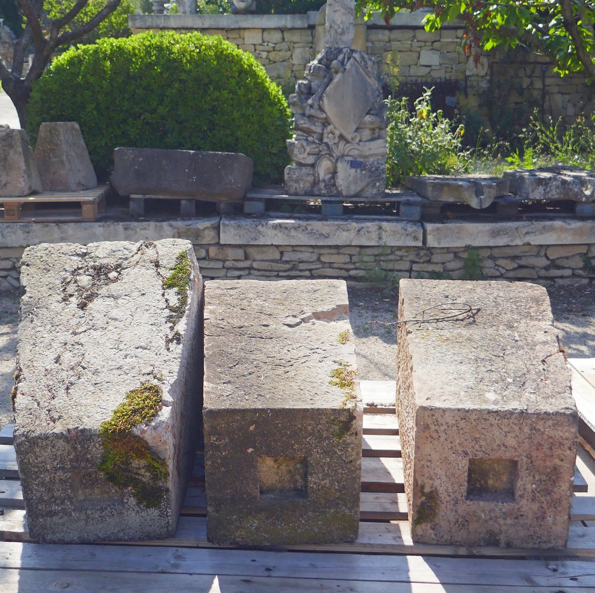 Ancienne borne en pierre pour décoration ou aménagement extérieur