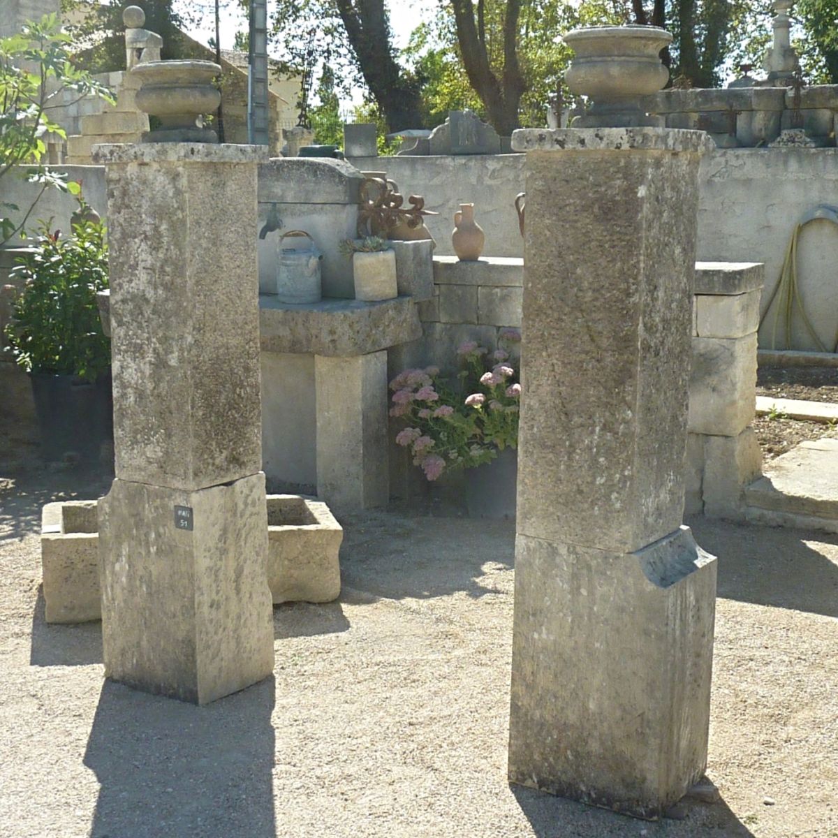 Small pillars in natural stone for a beautiful outside arrangement.