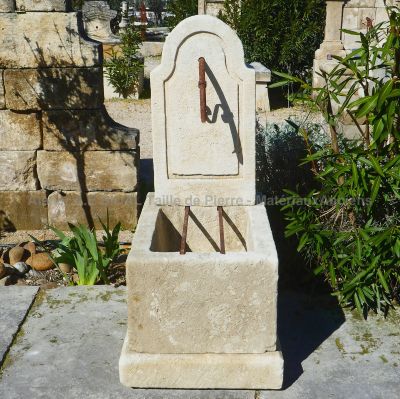 Petite fontaine de jardin avec bac massif en pierre facile à installer