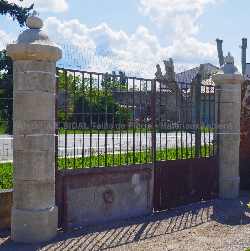 Pair of cylindrical pillars in stone - pillars for a great entrance