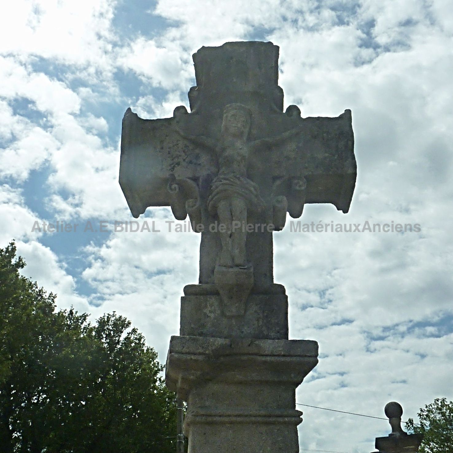 Eléments religieux: calvaire avec croix ancienne- Christ sur sa croix.