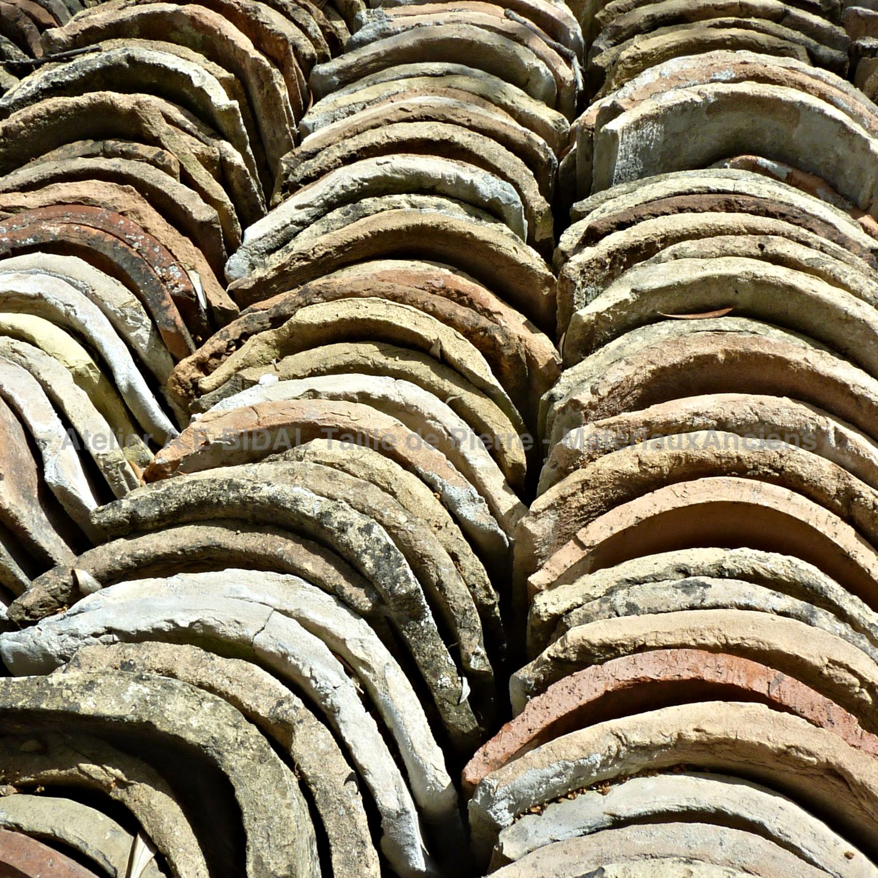 Ancienne tuiles de style provençal - tuiles en terre cuite à l'unité.