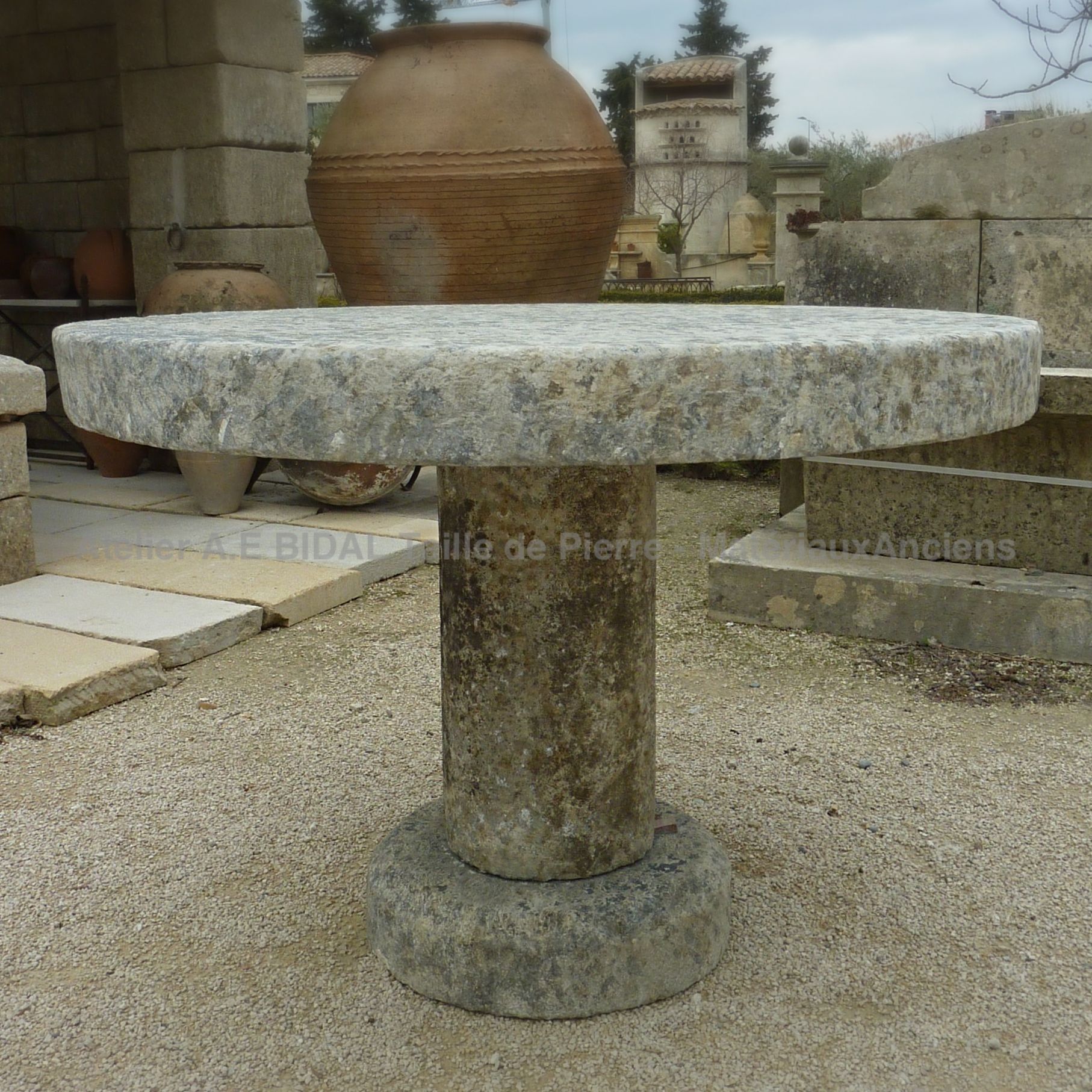 Jolie table ronde en pierre pour extérieur, jardin ou terrasse - Bidal