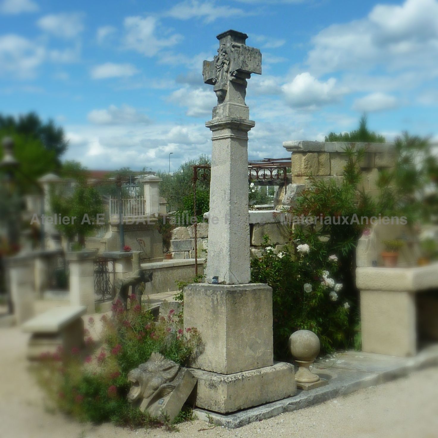 Eléments religieux: calvaire avec croix ancienne- Christ sur sa croix.