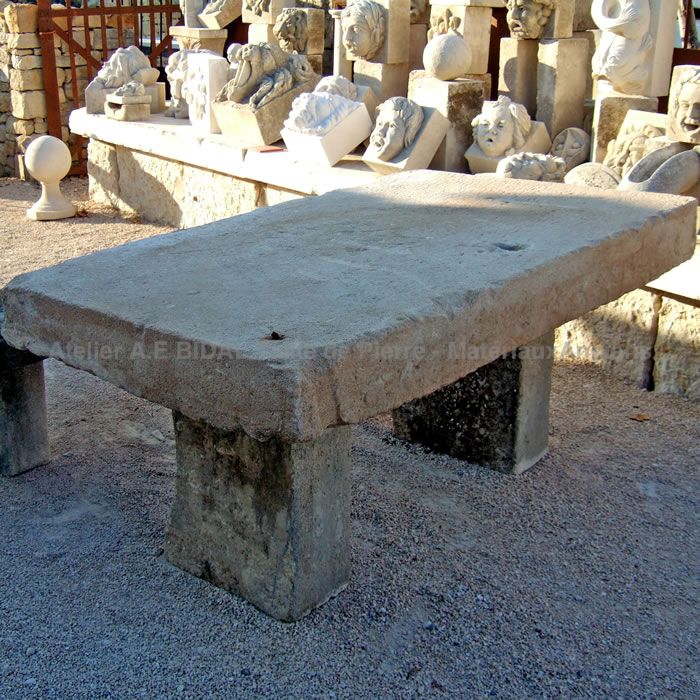 Grande table rustique en pierres anciennes