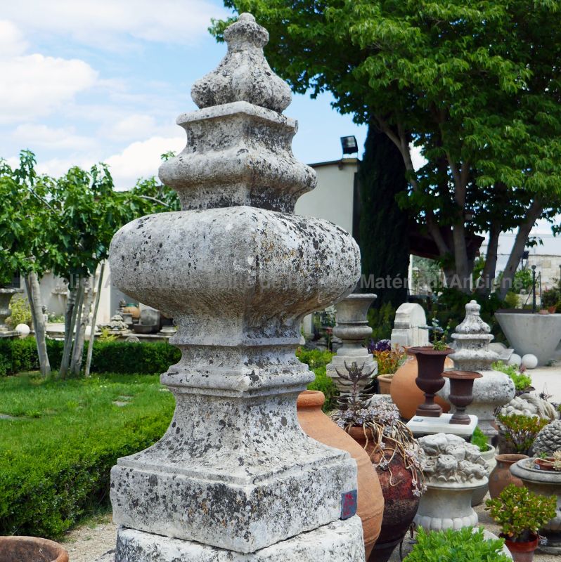 Ornement de jardin ancien en pierre par Alain Bidal Matériaux Anciens