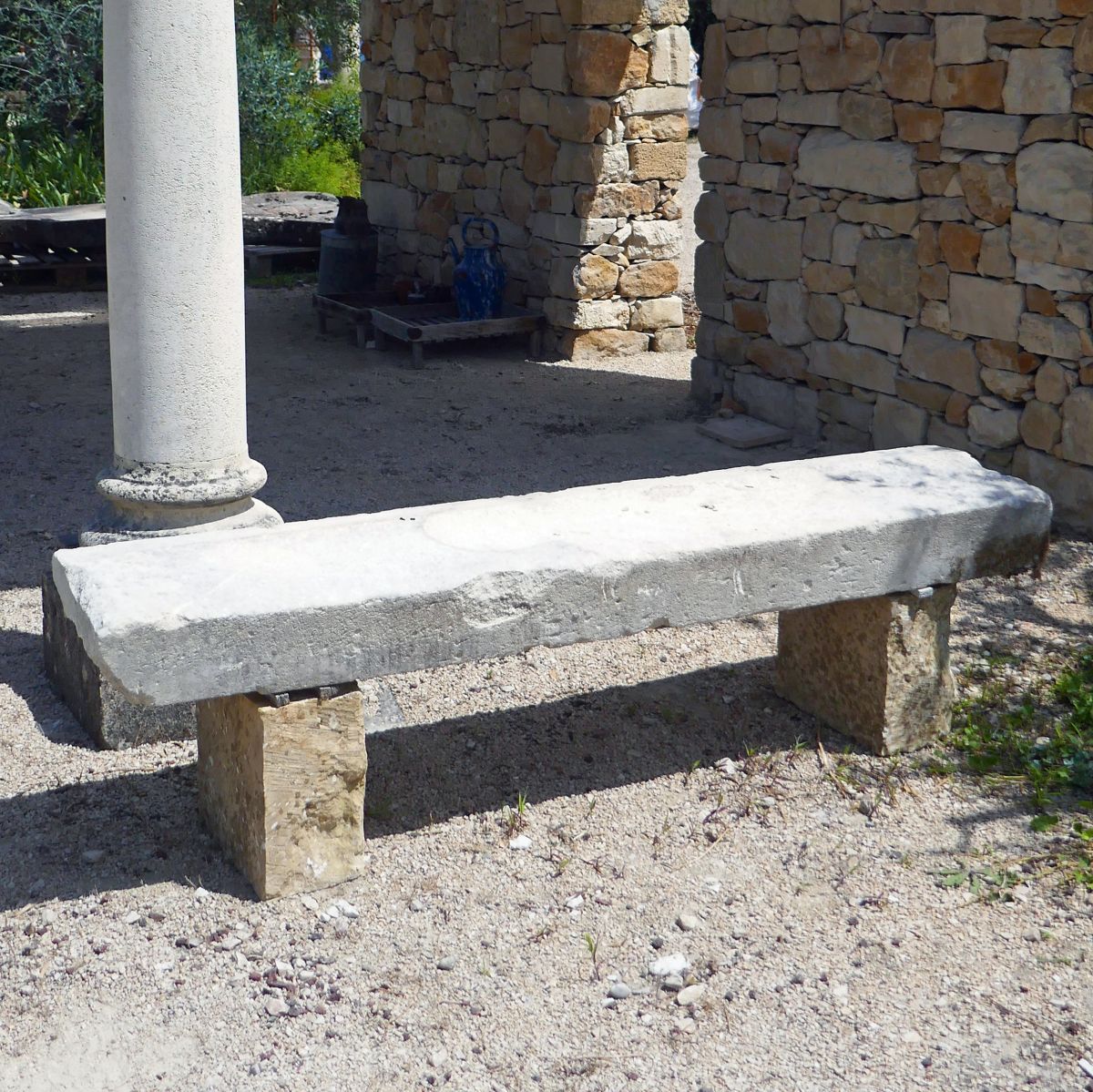 Long banc en pierre : mobilier de jardin rustique en vieilles pierres