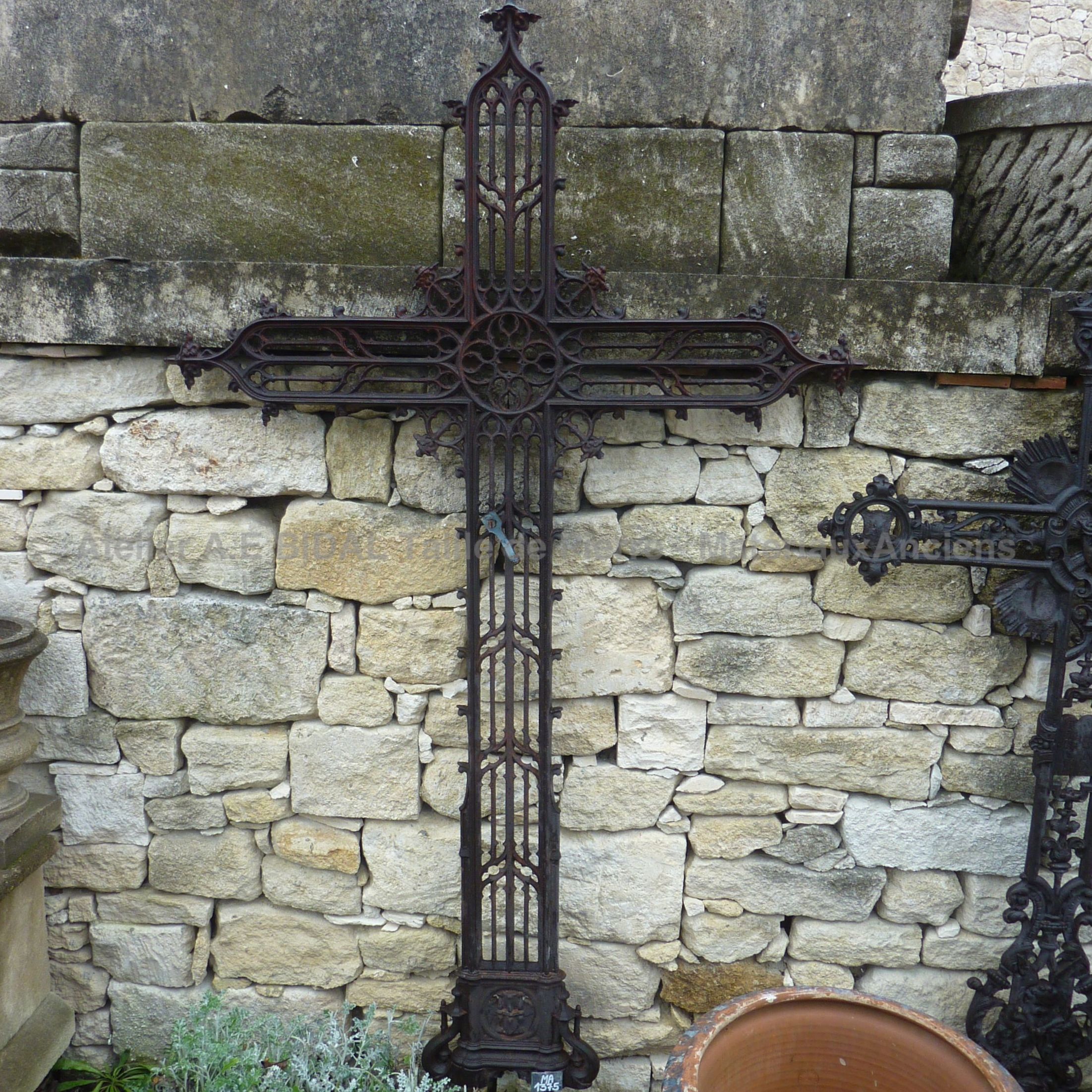 Impressive old cross - Christian cast cross finely made.