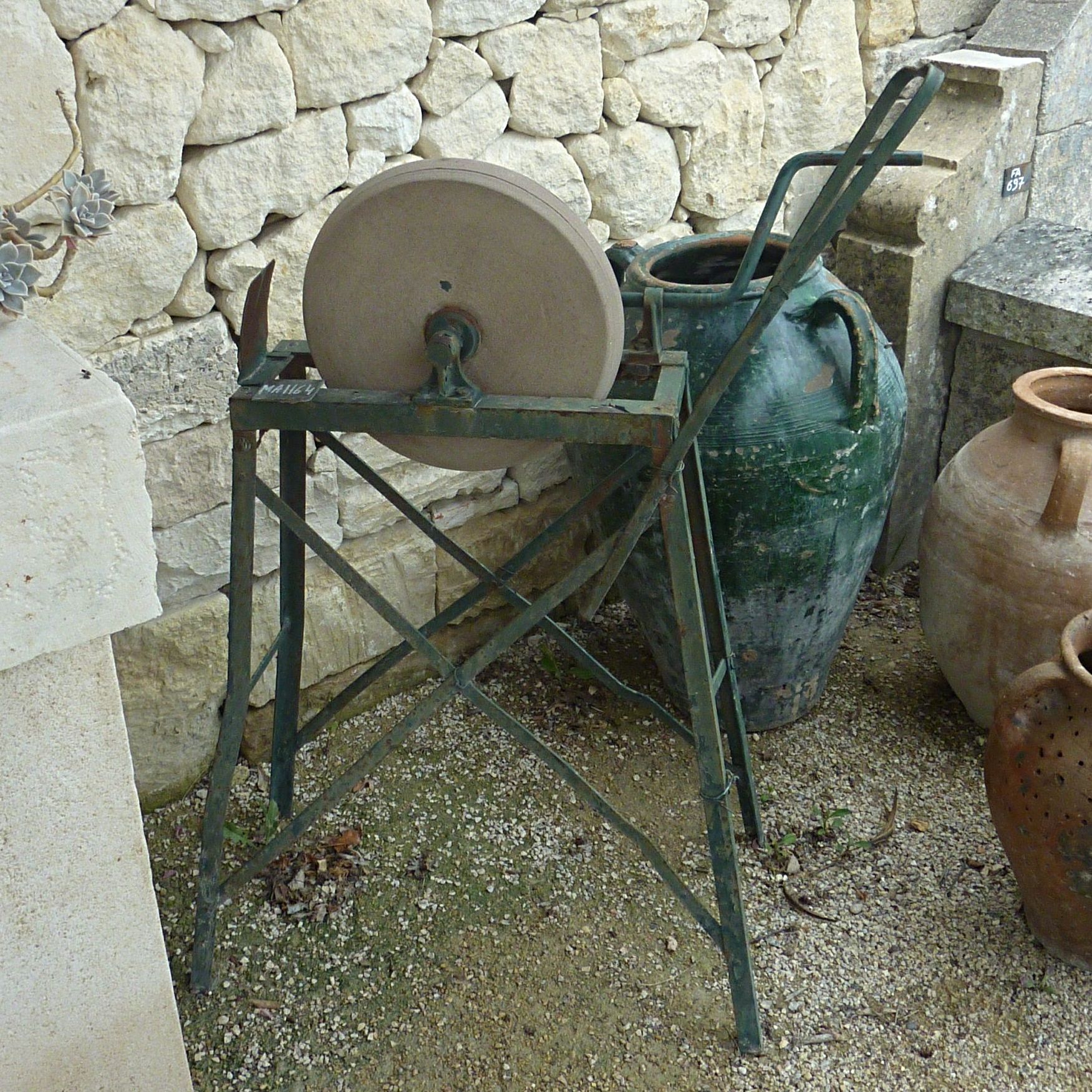 Meule à aiguiser ancienne avec structure en métal- une meule sur pied.