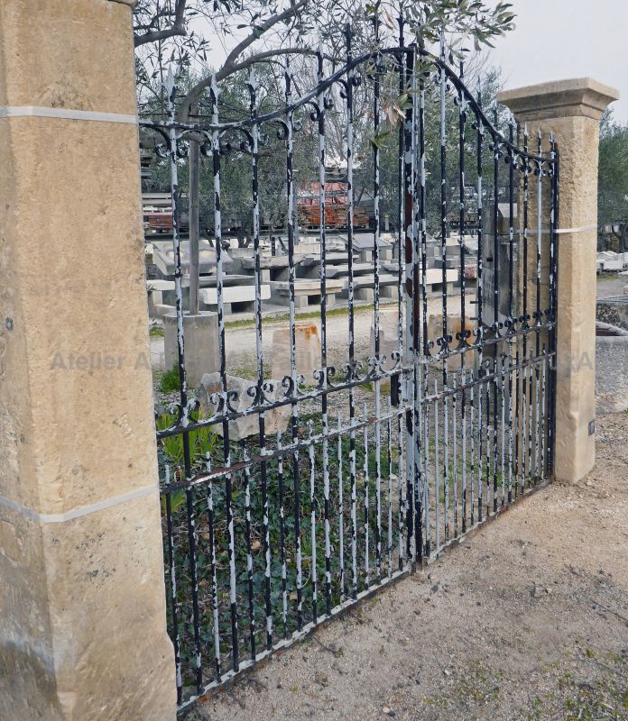 Portail en fer forgé à deux vantaux : ancien portail de 2,4 m de large